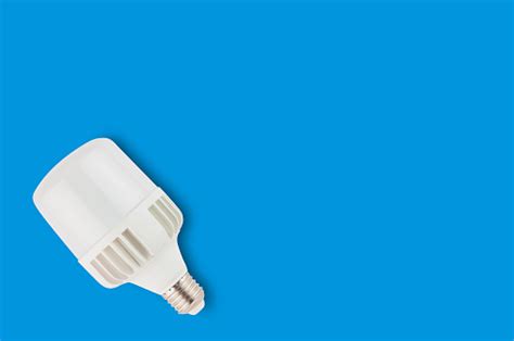 1 새로운 플라스틱 복사 공간 파란색 배경에 전구를 지도 했다 저장 및 경제 또는 녹색 에너지 개념 상위 뷰 0명에 대한 스톡 사진 및 기타 이미지 Istock