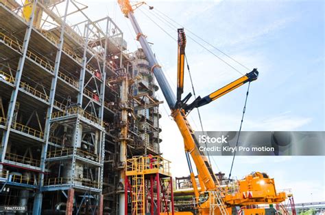 파이프 기둥 난간 계단 및 장비가있는 대형 신산업 석유 정제 석유 화학 플랜트의 강력한 건설 크레인으로 건설 및 설치 작업 강철에 대한 스톡 사진 및 기타 이미지 Istock