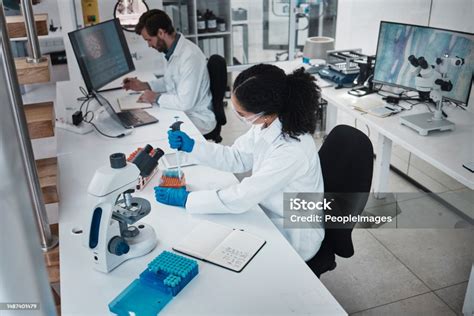 실험실 연구 스포이드 테스트 또는 Dna 과학 공학의 기술 팀워크 또는 협업을 평면도에서 볼 수 있습니다 의학 연구 샘플 피펫 또는 약국 의학에 종사하는 흑인 여성 남성