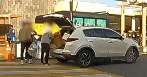 車 트렁크 쓰레기 한가득···휴게소서 무단투기한 청년 3명