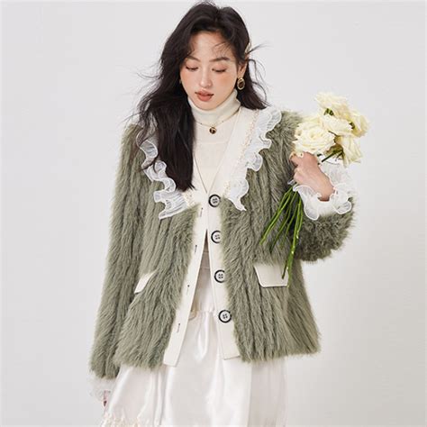 디니지아 쉘가스튜디오 세로 줄무늬 모피 코트 234