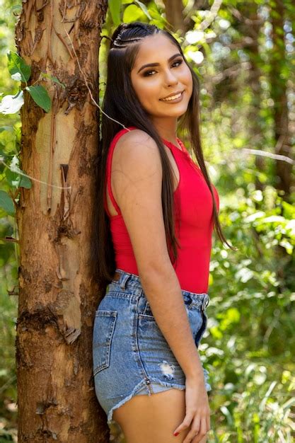 Hermosa Chica Morena Posando En Fotos En La Naturaleza Foto Premium