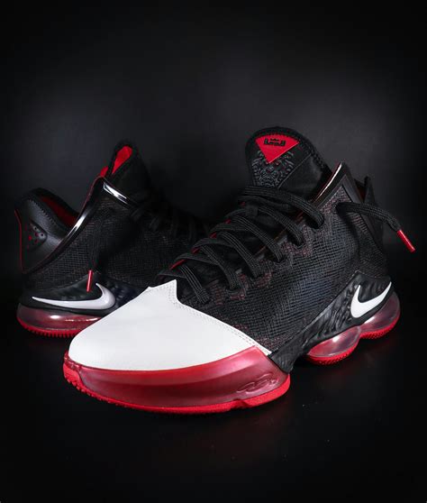 Brand Logo 검은색 배경 나이키 디자인 럭셔리 수직 쐈어 스니커즈 신발 신발 끈 운동화 제품 사진 패션 확대에 관한 무료 스톡 사진