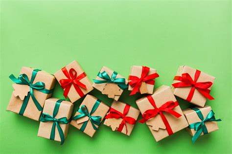 포장된 크리스마스 또는 다른 휴일 수제 선물은 색깔 리본을 가진 종이에 있는 선물 상자 다채로운 테이블에 선물의 장식 복사 공간이있는 상단보기 0명에 대한 스톡 사진 및