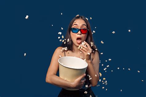 자유형 젊은 여자 에 3d 안경 서 고립 에 어두운 파란색 먹는 팝콘 보고 영화 집중 3차원 형태에 대한 스톡 사진 및 기타 이미지 3차원 형태 Theatrical