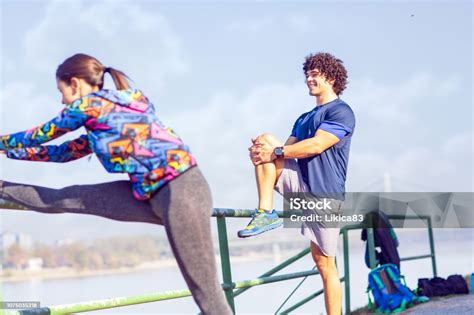 피트 니스 커플 공원에서 야외에서 스트레칭입니다 남자와 함께 아침에 운동 하는 여자 건강한 생활방식에 대한 스톡 사진 및 기타 이미지 건강한 생활방식 건강한 식생활