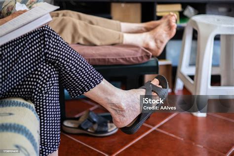 다양한 건강 문제 굳은 살 건성 피부 건막류 진균증 및 정맥류가있는 손톱을 가진 성인의 맨발을 닫습니다 발에 대한 스톡 사진 및 기타 이미지 Istock