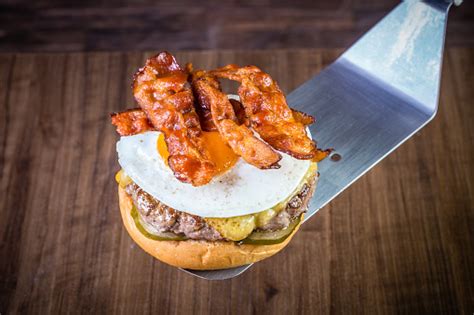 치즈 계란 베이컨 피클을 나무 테이블과 소박한 배경에 얹은 수제 쇠고기 버거 고기에 대한 스톡 사진 및 기타 이미지 고기