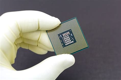 Cpu 컴퓨터 프로세서 마이크로 칩을 들고 꽉 노란 장갑을 끼고 손을 잡으십시오 Cpu에 대한 스톡 사진 및 기타 이미지