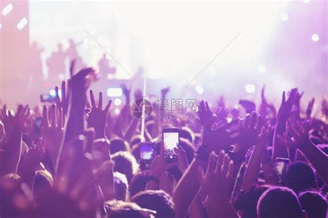 人们在音乐娱公共音乐会期间用触摸智能手机拍照现场演唱会音乐节快乐青春奢华派对景观外景高清图片下载 正版图片503663248 摄图网 人们在音乐娱公共音乐会期间用触摸智能手机拍照现场演唱会音乐节快乐青春奢华派对景观外景高清图片下载 正版图片503663248 摄图网
