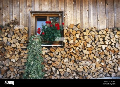 Holzhaus Detail Fassade Fenster Blume Schmuck Brennholz Haus