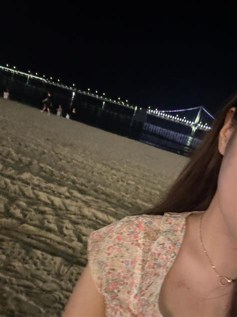 저는 솔직히 인생을 제대로 살았을까 라구 질문했을 때 대답이 선뜻 나오지 않아요 누군가에겐 좋은 사람이지만 누군가에겐 그렇지 않을 수 있잖아요 근데 오늘 오랜만에 첫