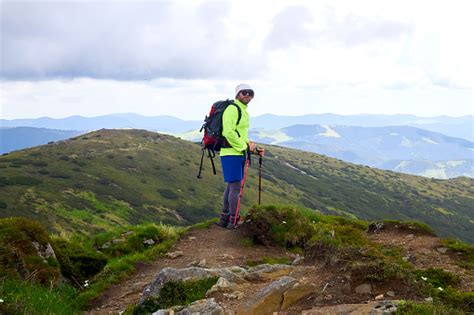 산에서 배낭 하이킹과 함께 여행하는 남자 여행 여행 라이프 스타일 성공 개념 모험 액티브 휴가 야외 등산 스포츠 격자 무늬 셔츠 힙스터 의류 관광에 대한 스톡 사진 및 기타
