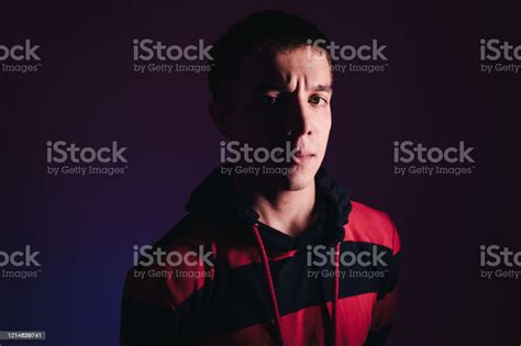 스튜디오에서 점퍼 댄스 현대 무용을 입은 청년 브레이크 댄스 댄스 스쿨 포스터입니다 공간을 복사합니다 전투 대회 발표 분홍색과 파란색 배경입니다 공연에 대한 스톡 사진 및