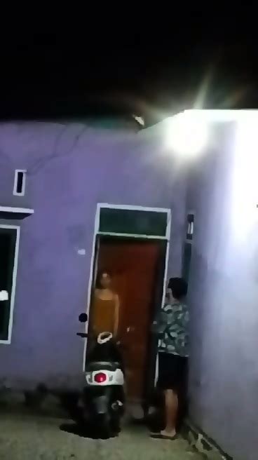 Viral Ngintip Tetangga Mesum Di Depan Rumah