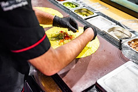 전통적인 터키 패스트 푸드를 준비하는 과정 구운 고기 또는 샤워마 또는 케밥 요리사 손 요리 음식 고기에 대한 스톡 사진 및