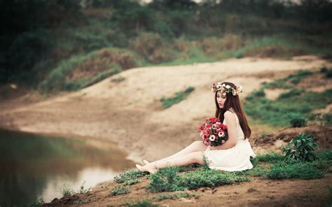 Девушка с цветами Основной цвет обоев Серый коричневый