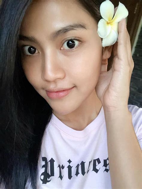 ချစ်ညီမလေးနဲ့အတူ ရိုက်ထားတဲ့ ပုံလေးတွေ တင်လိုက်တဲ့ အိချောပို Myanmarload