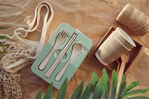 친환경 일회용 식기 수저 천연 소재의 판지 컵 구겨진 종이에 재사용 가능한 가방 폐기물 제로 지속 가능 라이프스타일 0에 대한 스톡 사진 및 기타 이미지 Istock