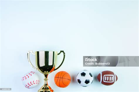 황금 트로피 축구 장난감 야구 장난감 농구 장난감과 럭비 장난감은 복사 공간과 흰색 배경에 고립 스포츠의 컨셉 우승자 0명에 대한 스톡 사진 및 기타 이미지 Istock