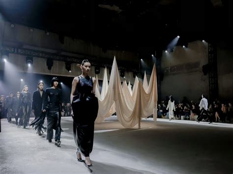Yunliang Liu 首秀献给不惧定义的「她」