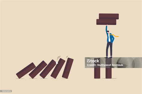 위험 관리 재해 또는 위기로부터 사업을 보호하고 돈 문제 및 실패 개념을 잃지 않도록 리더십 스마트 사업가 회사 리더는 도미노 효과 붕괴를 막기 위해 도미노를 제거합니다