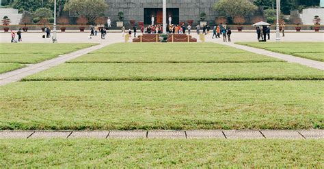 건물 앞에서 깃발이 휘날리고 있다 사진 Unsplash의 베트남 이미지