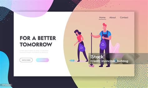 자원 봉사자 는 폐기물 웹 사이트 방문 페이지를 청소합니다 자연에 재활용 기호와 가방에 쓰레기를 수집하는 사람들 오염 생태 보호