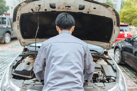 한 남자가 자신의 차를 검사하고 있습니다 도시 생활 방식 25 29세에 대한 스톡 사진 및 기타 이미지 25 29세 검사 보기 교통수단 Istock