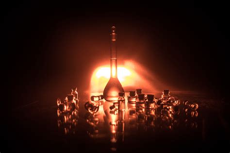 약국 및 화학 테마 연구 실험실에서 용액으로 유리 플라스 크를 테스트 합니다 과학 및 의료 배경입니다 어두운 톤 배경에 실험실