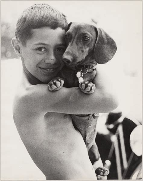 Claude Picasso Avec Lump Le Teckel à La Californie Cannes En été