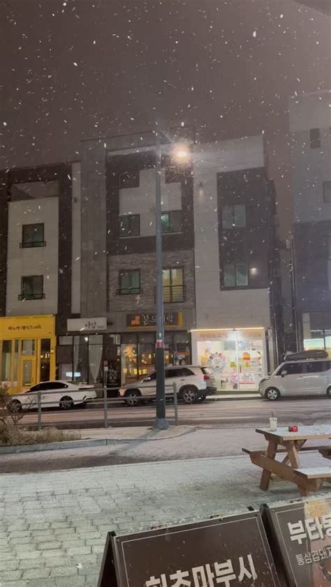 또 주말인데 또 눈오네 또 자영업자들 좀 살려조라 날씨자식아 😩😩😩😩 자영업자이야기