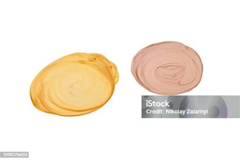 흰색 배경에 분리 된 액체 본체 및 얼굴 형광펜 황금색과 베이지색 0명에 대한 스톡 사진 및 기타 이미지 0명 더러운 립글로스 Istock