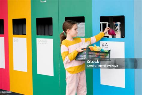 다른 비닐 봉지와 상자를 들고 소녀 아이들이 재활용 쓰레기통에 비닐 봉지 쓰레기를 던지고 있다 폐기물 제로 재활용 환경 문제 0에 대한 스톡 사진 및 기타 이미지 Istock