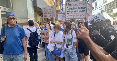 В Торонто протестували проти російського пропагандистського фільму про війну Цензор НЕТ