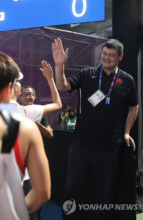 중국 승리 축하하는 야오밍