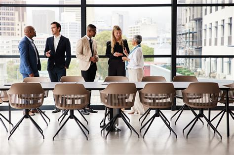 사무실 회의실에서 회의 전에 이야기하는 다양한 사업가 경영자에 대한 스톡 사진 및 기타 이미지 경영자 계획 기업 문화 Istock