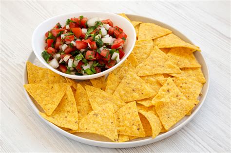 피코 드 갈로와 글루텐 무료 토르티야 칩 흰색 나무 배경 측면보기 0명에 대한 스톡 사진 및 기타 이미지 0명 건강한