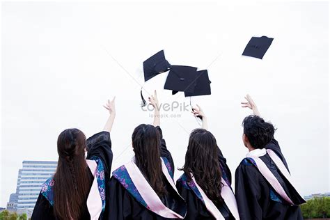학사 모자를 던지고 대학생 사진 무료 다운로드 Lovepik
