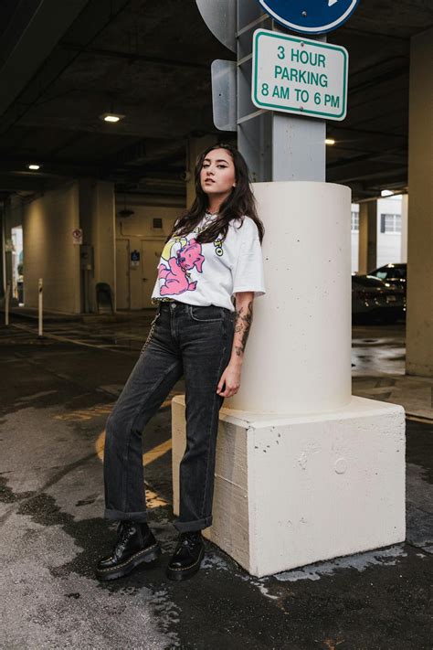 갈색 머리 거리 거리 스타일 거리 초상화 검정 부츠 그래픽 티셔츠 그런지 그런지한 미학 대체 스타일 도시 도시 생활 도시 패션 도시 환경 도시의