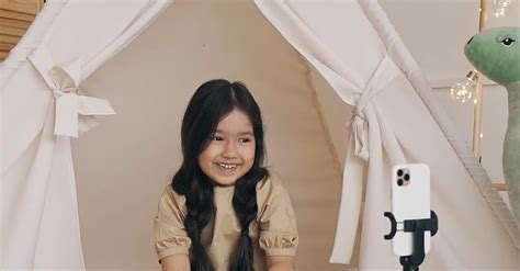 가젯 공부하는 귀여운 기기 기술 무선 기술 바닥 비디오 삼각대 소녀 스마트폰 실내 아이 악기 액티비티 어린 시절 어린이 연결 연필 영상