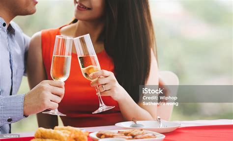 미소 아시아 연인 커플 남자와 여자 손은 샴페인 음료를 들고 응원합니다 밸런타인데이에 대한 스톡 사진 및 기타 이미지