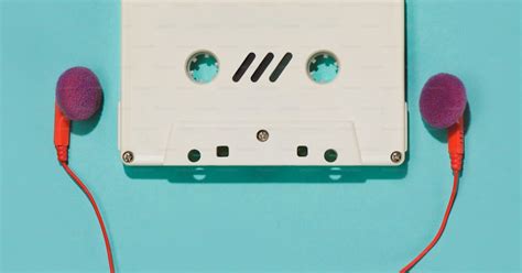 흰색 복고풍 오디오 카세트와 파란색으로 분리된 이어폰이 있는 플랫 레이 사진 Unsplash의 구식 이미지