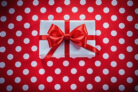물방울 빨간색 직물 휴일 Concep에 매듭을 가진 백색 선물 상자 0명에 대한 스톡 사진 및 기타 이미지 0명 가장자리 갈색 배경 Istock