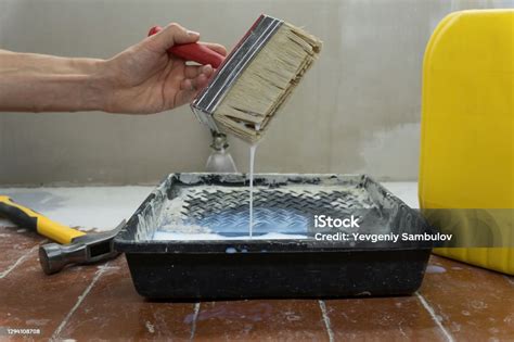 빌더는 집의 수리 및 복원 중에 프라이머 또는 페인트브러시를 보관합니다 집에서 빌더 또는 핸디맨으로 일하십시오 객실 개조 방을 마무리하거나 수리할 수 있습니다 수리 작업 0