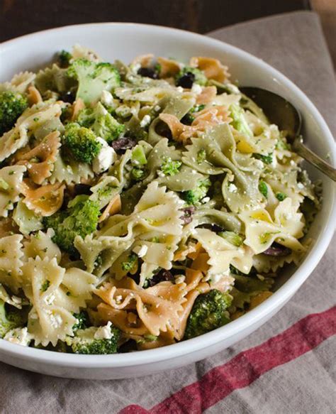 Италианска салата с макарони и синьо сирене