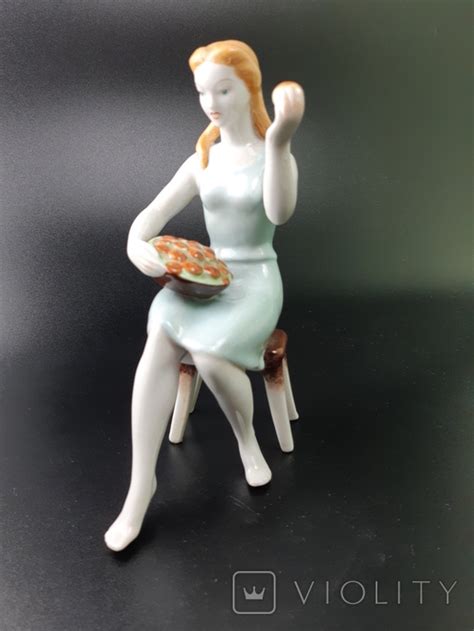 Фарфоровая статуэтка Девушка с фруктами Холлохаза Венгрия 113383481