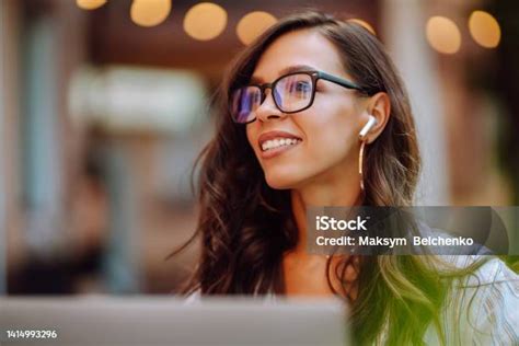카페에 앉아서 노트북으로 일하는 웃는 여자 프리랜서 비즈니스 온라인 교육 개념 공부에 대한 스톡 사진 및 기타 이미지 공부 교육 기업가 Istock