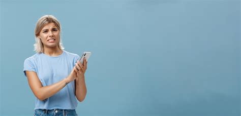 A Mulher Não Suporta Quando A Mãe Grita Durante O Telefonema Jovem Loira Europeia Descontente