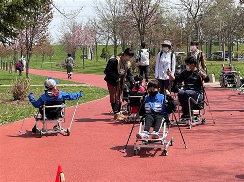 座って楽しむスキーのフルシーズンバージョン【ローラーシッティングスキー】roller Sit Ski Com泉屋